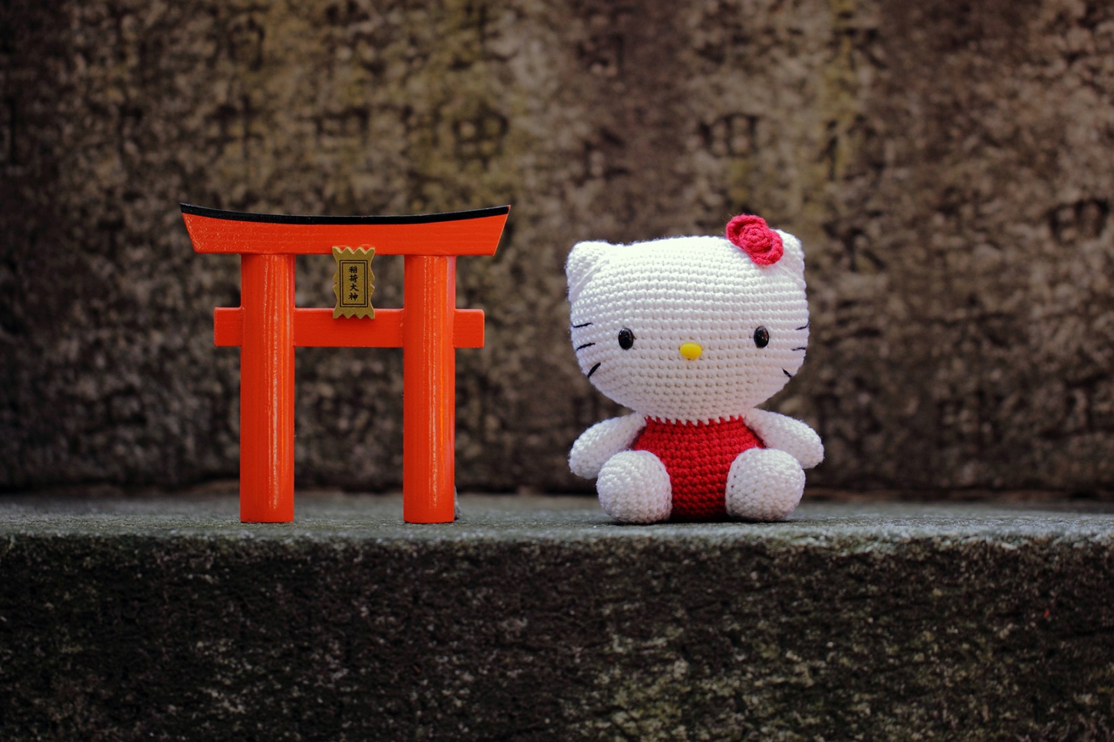 Hello Kitty at Fushimi Inari Taisha | Fat Face & Me